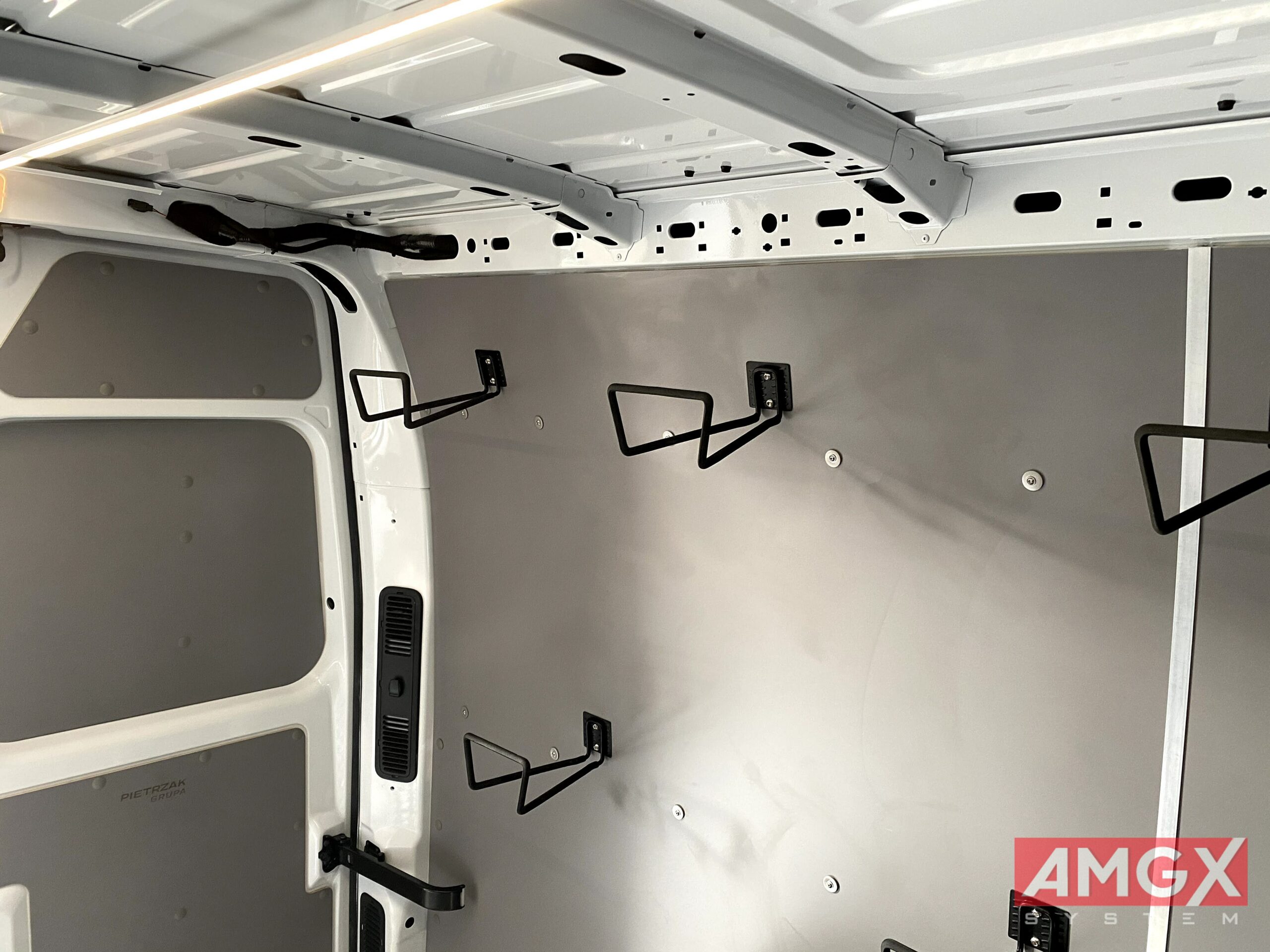 AMGX System – Profesjonalne zabudowy busów