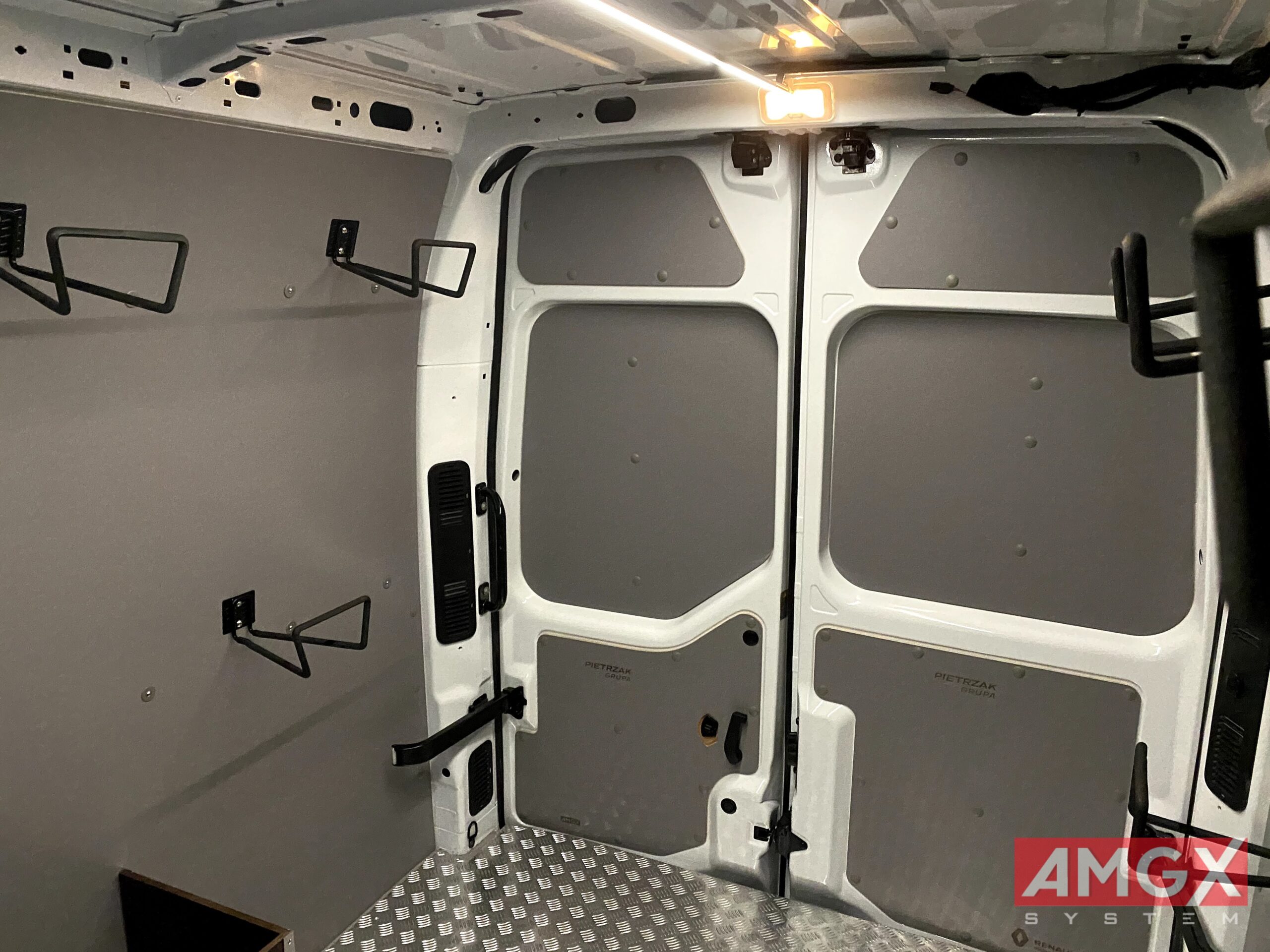 AMGX System – Profesjonalne zabudowy busów